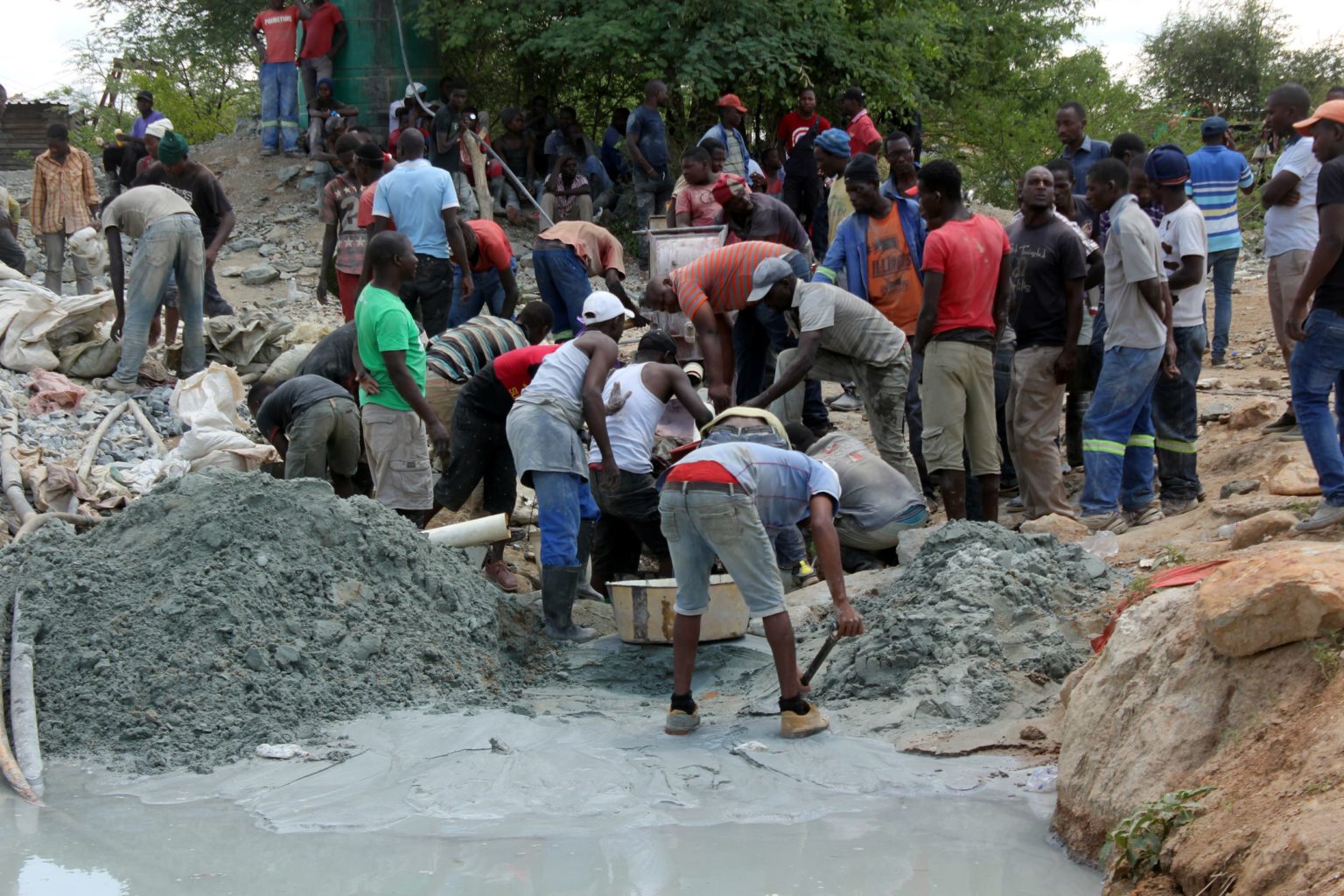 Small scale miners risk life and limb in Zimbabwe - Toward Freedom Small scale miners risk life and limb in Zimbabwe - Toward Freedom